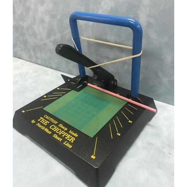 ＊チョッパー（HT-703）の治具（ネジ２箇所）の上にセットする補助器（門型）です。ハンドルが緩くなった時に便利です（新品の場合は余り必要ありません）。ゴムの力でハンドルが持ち上がり連続カットが可能です。ゴムの付け方は画像のように２つの方法...