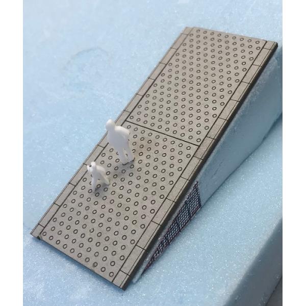 ＊レーザ彫刻された坂道舗道と側溝のセットです。材質：グレー厚紙；約1ミリカラー：薄いグレー色【仕様】（画像を参照下さい。アクリル人形は別売です）；・道路部のサイズ：巾32mm×長さ96mm×厚み約1mm　が1個です。・側溝部のサイズ：巾4m...