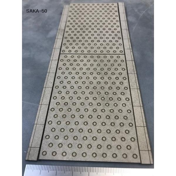 ＊レーザ彫刻された坂道舗道と側溝のセットです。材質：グレー厚紙；約1ミリカラー：薄いグレー色【仕様】（画像を参照下さい）；・道路部のサイズ：巾64mm×長さ192mm×238×厚み約1mm　が1個です。・側溝部のサイズ：巾8mm×長さ192...