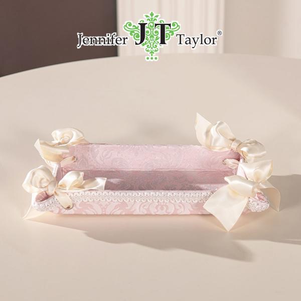 ジェニファーテイラー トレイ Haruno-PK Jennifer Taylor【サイズ(cm)】25X15X3.5H【材質】芯材/厚紙　表面/布【商品説明】フェミニンな淡いピンクと白のコンビネーションが大人気！ダマスク模様とストライプの織...