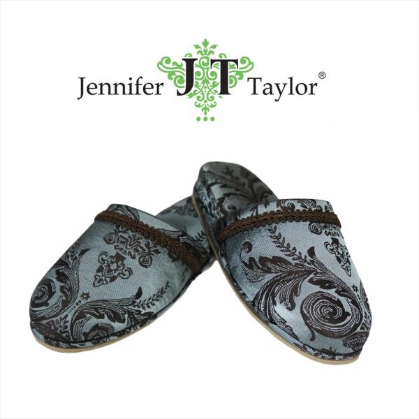26X10X7H (ヒール高：3H)【ユニセックス】Jeniffer taylor社製の生地を使用した、高級感漂うユニセックスのルームシューズ。履いているだけで、エレガントな気分になれそう。裏底は、スウェード調の生地を張り、真ん中に合成皮革...