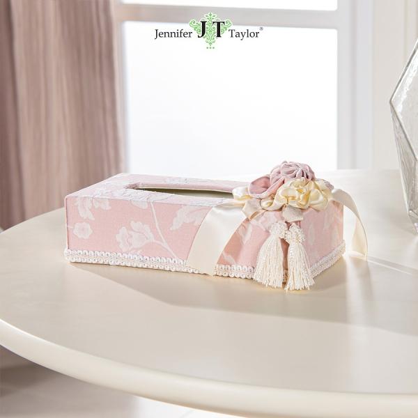 ジェニファーテイラー ティッシュボックス ヘアルーム ピンク Heirloom-PK 【サイズ(cm)】26×12.5×高さ6.5【材質】生地：ポリエステル100％、芯材：紙【商品説明】人気のヘアルームの新色「Heirloom-PK ヘアル...