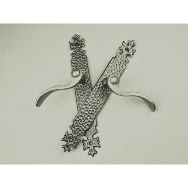 【発売日：2020年05月22日】仕上：オールドシルバー 材質：ダイカスト空錠 座の大きさ　40Ｘ295mm バックセット60mm　 適用扉厚33〜50mm ケースとストライク（鍵受）が付属します。