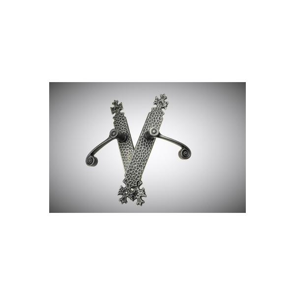 【発売日：2020年05月22日】仕上：オールドブラック 材質：ダイカスト空錠 座の大きさ　40Ｘ295mm バックセット60mm　 適用扉厚33〜50mm ケースとストライク（鍵受）が付属します。