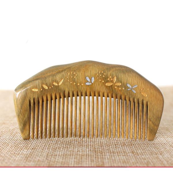 くし　櫛　高品質　天然緑壇木製櫛　静電気防止　携帯 女性用ヘアケア　香木　爆買コンパクトなサイズで携帯にも便利です緑檀木は、香木の檀木の一種で、硬質で、色艶 、木目、香りも良い高級材です！【※長く使うほどに光沢が出てきます。】【※お手入れ：...