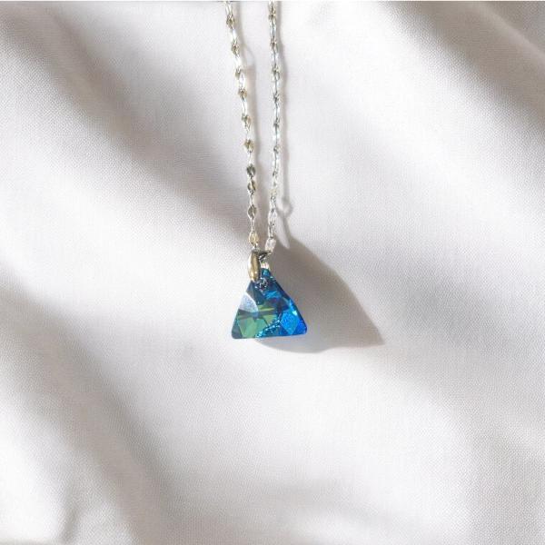 ■商品説明アトランティスの叡智が呼び起こされるような多面カットのクリスタルガラス製。鋭三角形の不安定な形がより繊細な波動を検知します。身に着ければ波動の跳ね返しで守護され、直観が鋭くなり、叡智へのアクセスがしやすくなります。波動を捉え、直観...