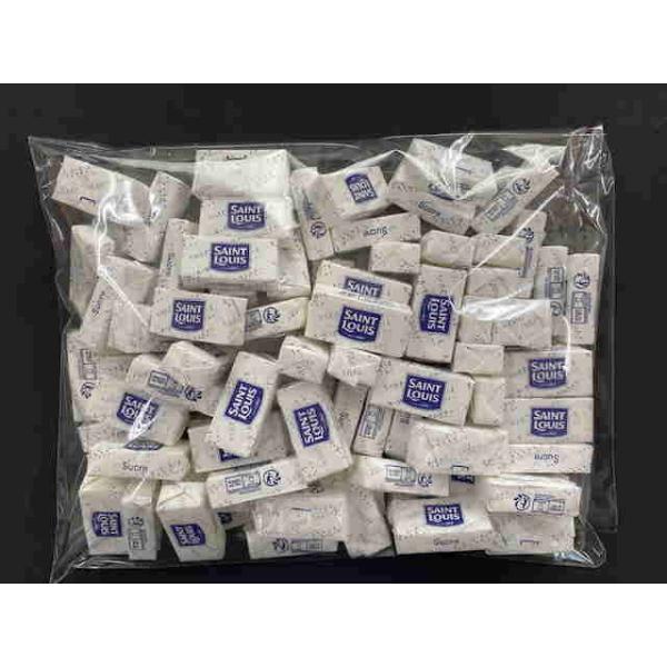 ★同梱に最適（メール便商品には同梱不可）★オランダ製角砂糖　シュクルオンブロップ　１0０包入※1個約2.5ｇの角砂糖を２個づつ個包装にしたオランダ製のおしゃれな角砂糖。●商品名　シュクルオンブロップ●原材料名　甜菜（砂糖大根）●保存方法　直...