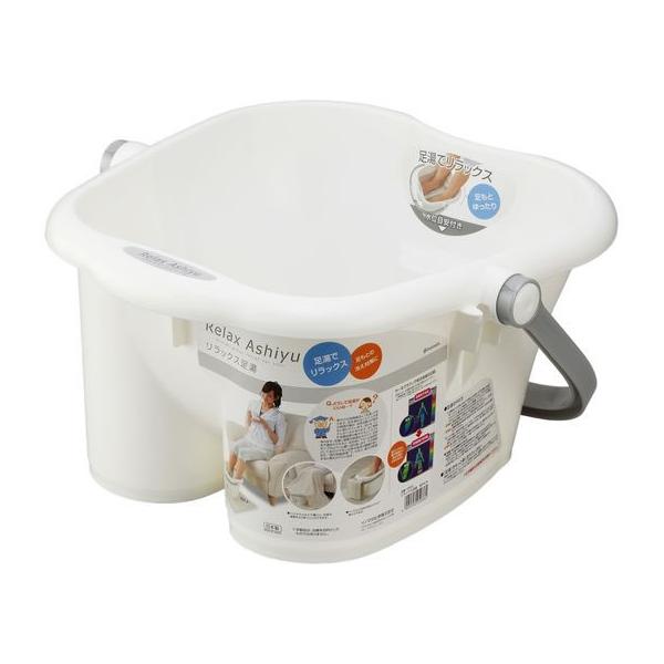 【商品説明】お家でリラックス足湯桶。かかと側が傾斜になっているので、足元ゆったり。上からでもわかりやすい水位目安付き。ハンドルが手にフィットする形状なので、握りやすい。つま先側にタオルが掛けられ、スムーズに足を拭くことができます。背面に傾斜...