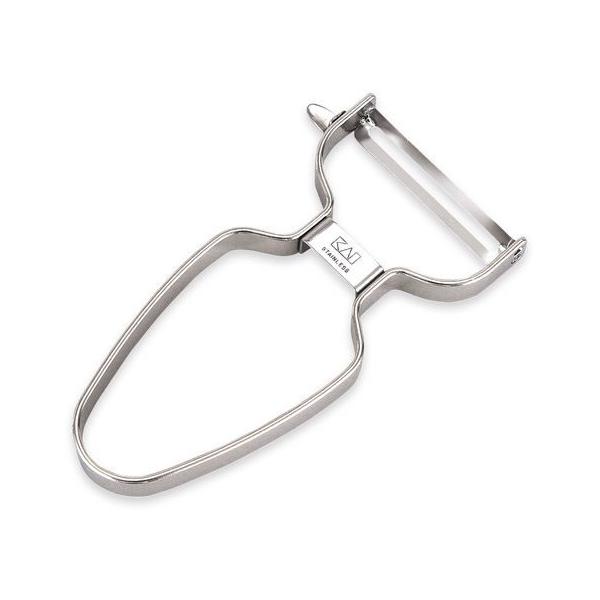 【商品説明】貝印の丈夫で衛生的な、じゃがいもの芽取り付きステンレスピーラーです。　皮むき時に食材が見えやすく、持ちやすいハンドル形状です。　食洗機可能なので、お手入れ簡単です。【仕様】●本体サイズ：１１５×６５×１０ｍｍ　●重量：４５ｇ　●...