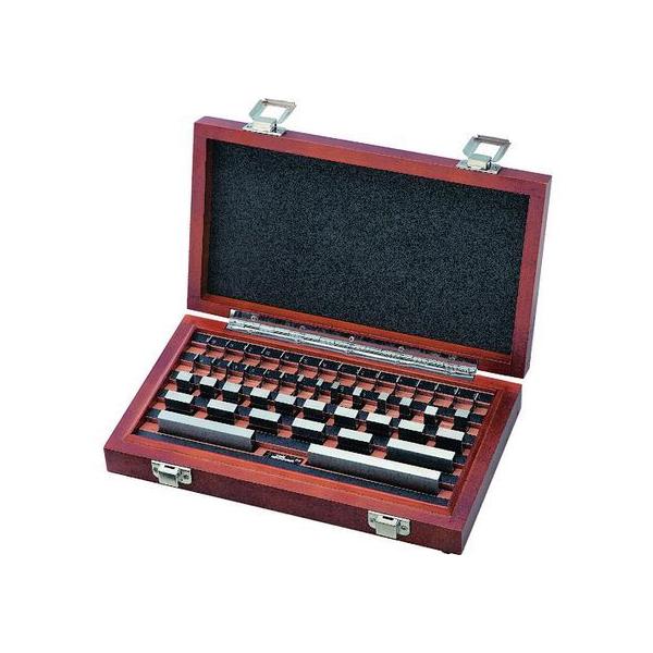 【商品説明】●コストパフォーマンス抜群のブロックゲージセットです。●JIS1級相当品です。【仕様】●型番：GBS1-32　●入数：1S　●メーカーコード：150806　●組数（個組）：32　●等級（級）：1相当　●幅（mm）：118　●高さ...