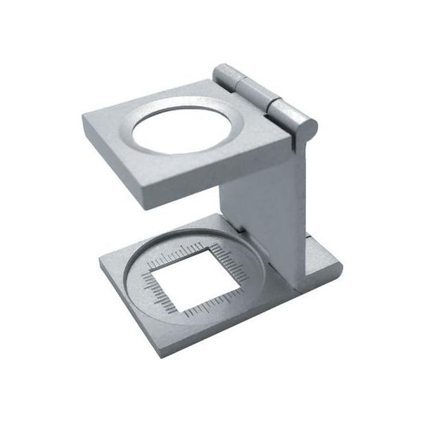 【商品説明】●折りたたみ式拡大鏡です。【仕様】●型番：A20-2　●倍率（倍）：8　●レンズ寸法（mm）：φ21　●高さ（mm）：41　●幅（mm）：32　●奥行（mm）：44　●最小目盛：1mm　●レンズ：ガラスレンズ　●スケール（mm）...