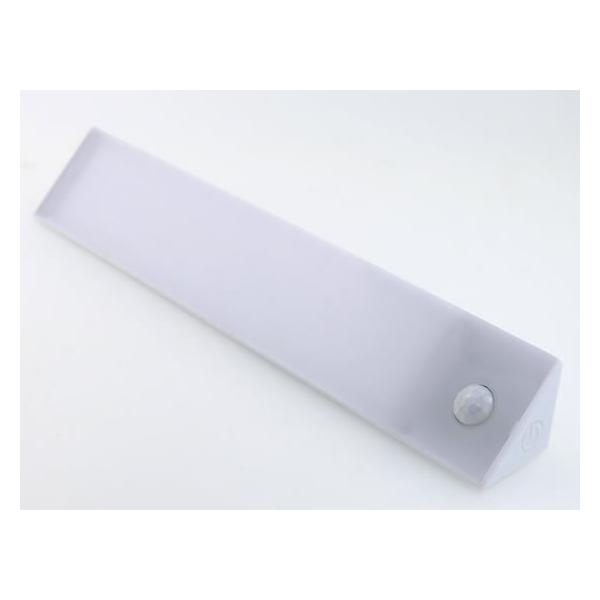 【仕様】●カラー：ホワイト●商品本体サイズ：幅２７×奥行３×高さ３ｃｍ●商品重量：７２ｇ●材質：ＡＢＳ樹脂他●［電源］単４乾電池４本使用（別売）［光源］高輝度ＳＭＤ［光束］最大約８０ルーメン（白色ライトの場合）［定格消費電力］３Ｗ［センサー...