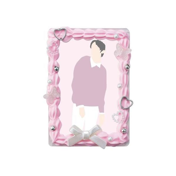 【商品説明】ふわふわのホイップと６種類のキラキラデコパーツがセットになった、楽しくカスタマイズできるトレカケースキットです。ホイップで立体感をプラスして、まるでスイーツのような仕上がりに！付属のＢ８サイズの硬質カードケースは、大切な推しのト...