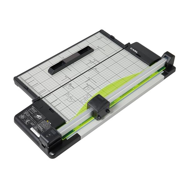 【商品説明】５０枚の用紙を裁断可能。集光式紙押さえ板が、裁断位置を光で示します。粘着物が付着しにくい「フッ素コート刃」が標準装備。コンパクトだから、ご家庭での収納場所に困りません。【仕様】●Ａ３対応●サイズ：使用時／幅３６５×奥行６４０×高...