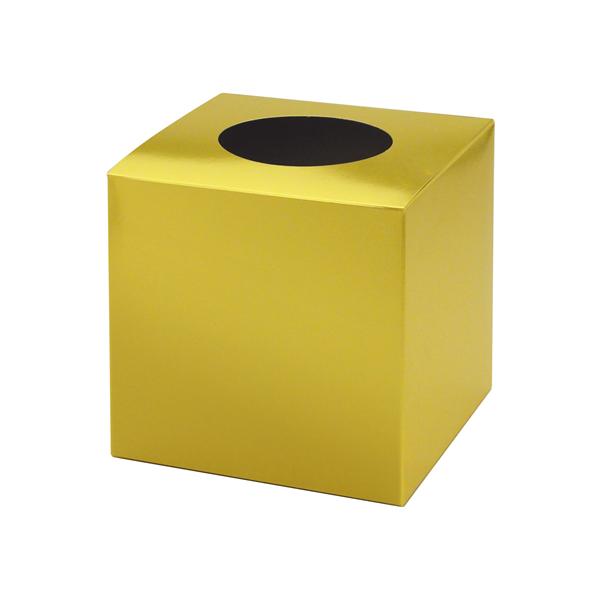 【仕様】紙製の組み立て式抽選箱です。幸運を呼ぶ金！　●色：金●サイズ：幅１６５×奥行１６５×高さ１６５ｍｍ●出し入れ口：直径９５ｍｍ●材質：アルミ箔貼合紙（３５０ｇ／ｍ２）●底ボール紙付●組立式（現品は組立加工しておりません）●ヘッダ付袋入...