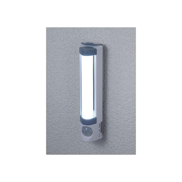 【仕様】乾電池式ですのでコンセントのない場所でもご使用いただけます。　センサーモードと常時点灯の点灯切替付き。　取り付け台から取り外すとハンディライトとしても使用できます。　センサーモード時は、暗い時にセンサーが人を検知すると自動で点灯し、...