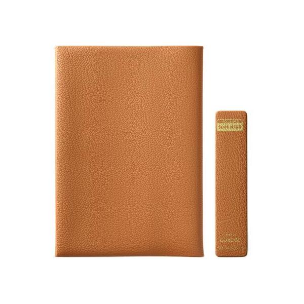【商品説明】本の厚さにあわせて調整でき、お手持ちの本にジャストフィットします。　厚表紙の本にもカバー帯部分のジグソーを外すことで無理なくかぶせることができます。【仕様】●色：キャメル　●製品サイズ：２６．７×４６．２ｃｍ　●内寸サイズ：２６...