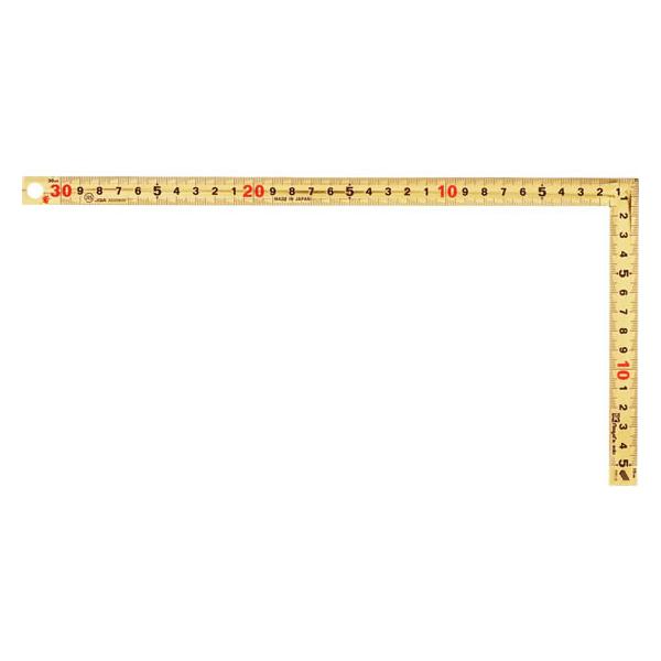 【商品説明】工具袋から落ちにくいサイズで高所作業に最適です。　墨を弾く特殊コーティングで目盛が見やすい黄金曲尺です。　対象物にフィットしてケガキやすい角部同厚タイプです。　１ｍｍ単位の目盛が見やすい階段状目盛です。　数字が大きく見やすい、く...