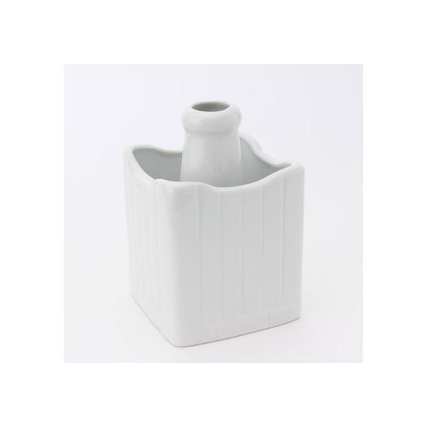 【商品説明】神棚にお供えする榊を入れる花瓶です。通常は一対で使用します。形状が箱型ですので設置が安定します。【仕様】商品サイズ：幅８．８×奥行８．８×高さ１３ｃｍ内容量：１個材質：陶土生産国：中国　<ジェットプライス>