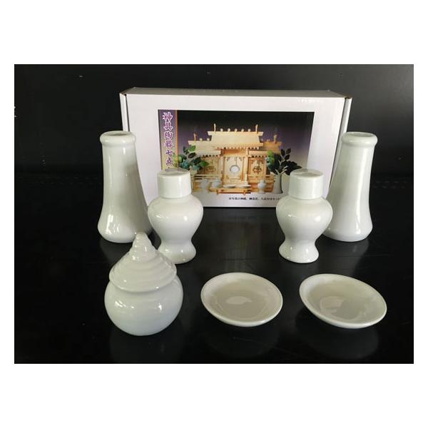 【商品説明】神棚をお祀りする際にお供えを入れる器のセットです。必要最低限のセットとなっており、榊立て、水玉(水)、瓶子(御神酒)、皿(米、塩)の7点セットです。【仕様】サイズ（高さ×幅　ｃｍ）榊立　３寸（９．５×５．５）　×２瓶子　２寸（６...