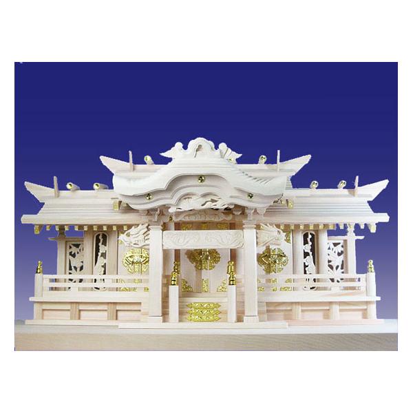 【商品説明】随所に龍や梅の花などの彫刻が施してあり、高級感ある特別な神棚です。彫り物が特徴的な入母屋造りの三社タイプです。後ろ屋根が全てが単独で開閉し御神札が出し入れしやすい構造となっております。【仕様】神棚外寸：３７（高）−８３（巾）−３...