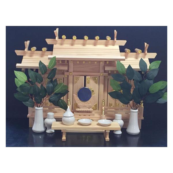 【商品説明】初めて神棚をお祀りする方にお勧めの神棚セットです。神棚、陶器製の神具、神鏡、八足台、榊造花が全てセットとなっております。千木を差し込み式とし高さを抑え、やしろ内部床を床落とし式となっているため大きな紙の大きな御神札をお納めする事...