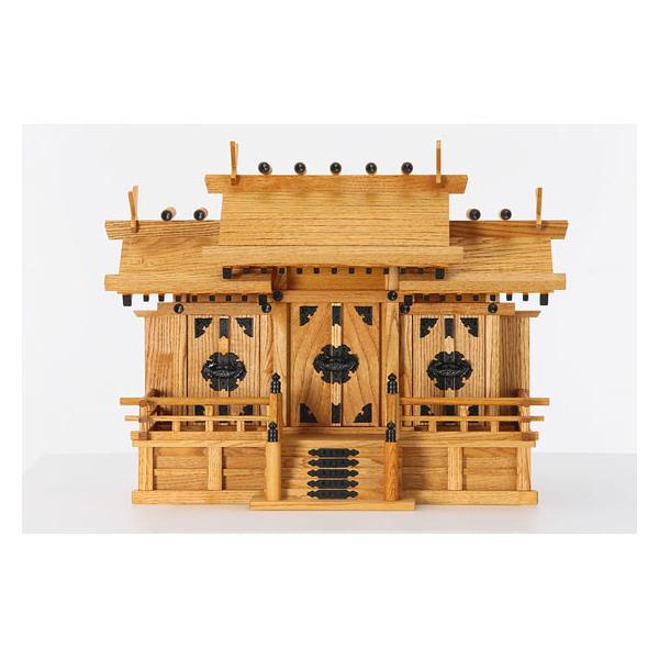 【仕様】商品サイズ（約）　６１．５ｃｍ×４７ｃｍ×２５．５ｃｍ内容量：１個神棚って？自宅や会社にいながら神社への参拝をすると同じ意味をもつ、いわば自宅の小さな神社です。神棚とは家庭における祭祀（まつり）の中心的な場所として、古い時代から日本...