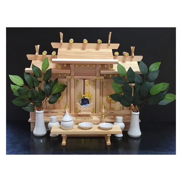 【仕様】神棚外寸：３９（高）−４９．５（巾）−２０（奥）センチ。神棚内寸：中央扉内：２７（高）１０．５（巾）−５．５（奥）センチ。左右内寸：２２（高）−１０．５（巾）−　４（奥）センチ。セット内容：神棚本体、榊立３寸２個、瓶子２寸２個、土器...