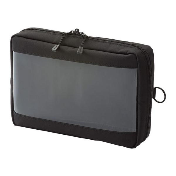 【商品説明】タブレットＰＣ（７インチ程度）・文具類などの収納に。施錠可能なダブルファスナー。（南京錠が装着できる穴付き。）【仕様】●色：ブラック●サイズ：Ａ５●外寸法：縦１８０×横２５０×厚さ６０ｍｍ●材質：本体／ポリエステル、窓部分／ビニ...