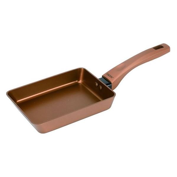 【商品説明】●金属ヘラ試験１００万回クリア※金属ヘラは角の丸い滑らかなものをご使用ください。　内面は硬質セラミック配合の３層コーティングで、より高い耐久性を実現しました。●美味しく焼ける本体は丈夫な鍛造プレス製法　底面が厚いので均一に熱を伝...