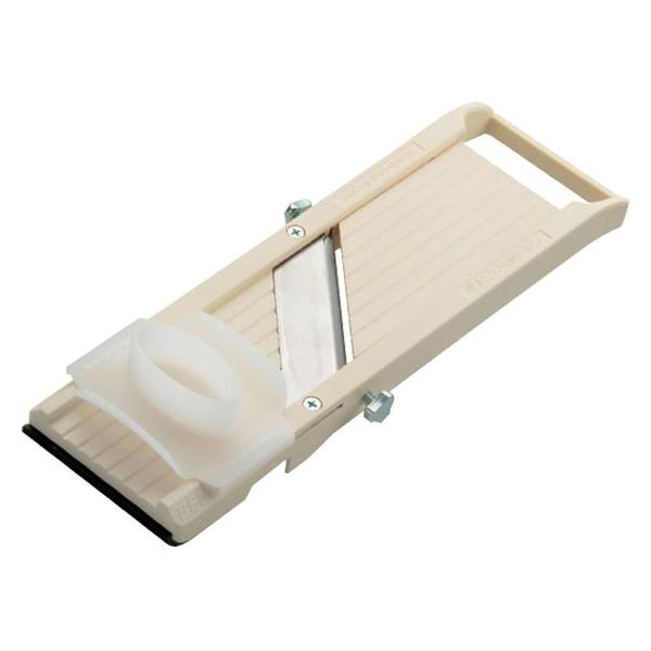 【商品説明】プロフェッショナル仕様に新機能　１．厚さ調節機能を更に充実！従来品より野菜が均一に切れます。　２．滑り止めがついて安定感抜群！　３．ひっかけ足がついてボールやトレーに引っかけて大量調理も可能に　４．平刃、クシ刃（細目１ｍｍ、中目...