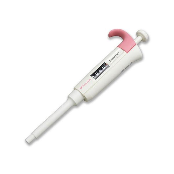 【商品説明】●超軽量設計で快適なピペッティング操作が可能です。●容量表示が見やすい大きなディスプレイです。●チップコーンパーツ部分はオートクレーブ可能です。【仕様】●適合チップ：ビオラモサクラチップ（〜１０００ｕＬ）●容量：１００〜１０００...