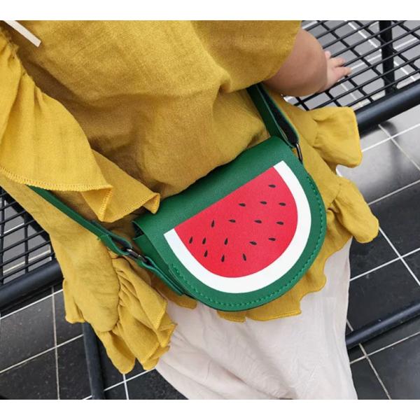 スイカモチーフのキュートなキッズ用ミニポシェットです。サイズについてサイズ：高さ11cm×幅15cm×厚さ4cm機能：ショルダー／斜め掛け素材についてPUカラーについて生産ロットにより柄の出方や色の濃淡が多少異なる場合がございます。お使いの...