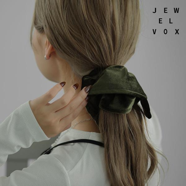 上品な光沢感のあるベロア生地を使用したスクエアシュシュです。広げるとほぼ正方形のスクエアシルエットが特徴で、丸型と比べてふんわりとボリュームが出やすいデザイン。ヘアアレンジをシックでレディな雰囲気に仕上げてくれます。■商品詳細■▽サイズ：全...