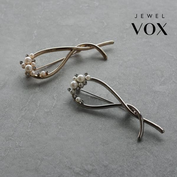 卒入学式にもぴったりなラフなリボンモチーフのブローチです。曲線部分には小粒のパールとストーンが煌めく上品デザイン。華奢な印象で、ジャケットやストールなどオケージョンやデイリースタイルにも活躍してくれます！ ■商品詳細■▽サイズ：全体：約W6...