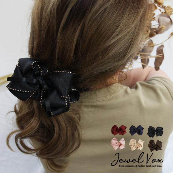 ※入荷時期により色味が変更になる場合がございます。※接着部分にボンド跡が見えている場合がございます。※サイズ・ボリュームは個々に多少異なります。■商品詳細■▽サイズ：シュシュ直径：約6.5cmリボン：約W12.5×H8.0cm▽カラー：ベー...