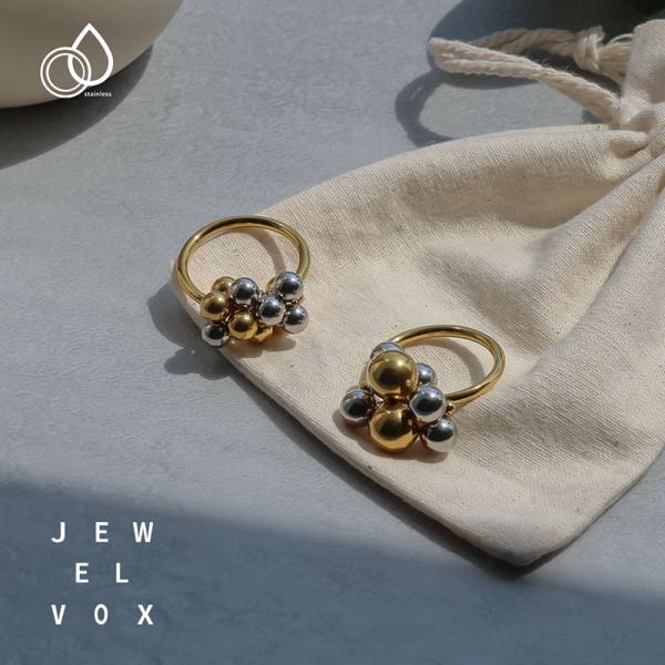 水にも強く、金属アレルギーの方でも比較的安心して使えるお肌に優しいサージカルステンレス製のリングです。シルバーとゴールド、2色のメタルボールが艶やかで美しく、存在感抜群！大きさの異なるメタルボールをセットしたAタイプ、小粒のメタルボールをセ...