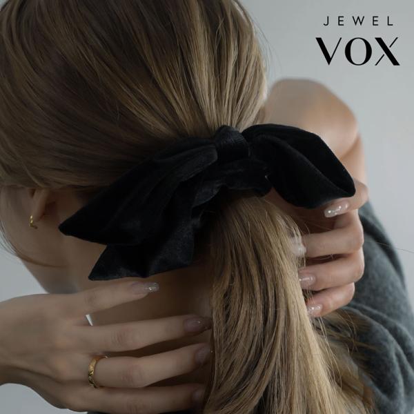 シックで上品な雰囲気のリボン付きシュシュです。生地特有の優しく上品な光沢が、きれいめにもカジュアルスタイルにもぴったり。これひとつでまとめ髪を一気に華やかに仕上げてくれます。■商品詳細■▽サイズ：シュシュ直径：約10.0cmリボン：約W20...