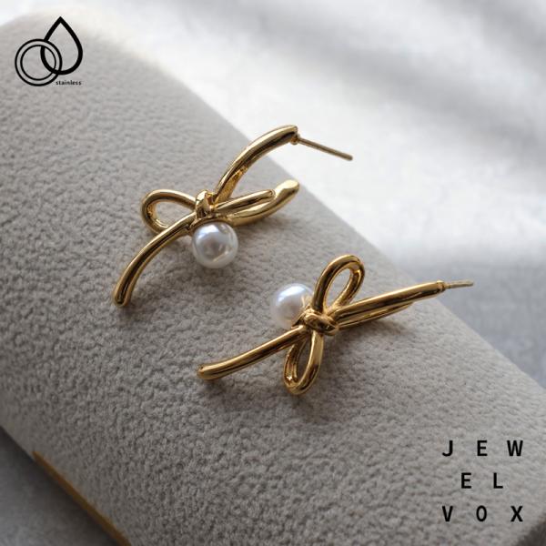 水にも強く、金属アレルギーの方でも比較的安心して使えるお肌に優しいサージカルステンレス製のピアスです。立体感のある可愛すぎないリボンモチーフに一粒パールを合わせたデザイン。縦型のシルエットがスマートに決まり、大人スタイルにぴったりなアイテム...