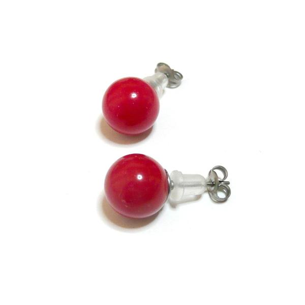 鮮やかな真紅に染められた大粒なサンゴの、スタンダードなスタッズタイプのピアスです。【 珊瑚ピアス 】・主体石：染め赤さんご/レッドコーラル（海竹10mm丸珠)×2・ピアス金具：チタン製スタッド式　（お肌にやさしいお馴染みのピアス金具です。）...
