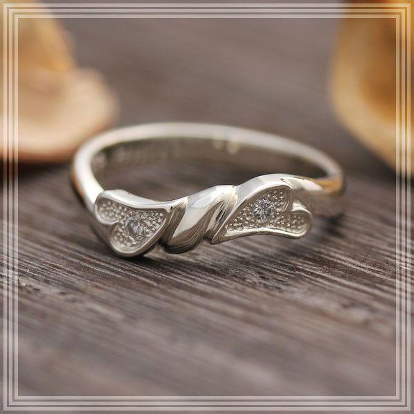 PT100を使用したオリジナルレディースリング。素材PT100 プラチナ10％シルバー90％コメントリボンをモチーフにした両側のハートそれぞれにダイヤを1石ずつミル留めした、可愛らしいデザイン。見ているだけで心ときめくような、気持ちを上げて...