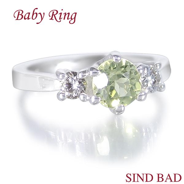 中央に８月の誕生石ぺリドットをセット。色石の中では珍しく、加熱の必要のない宝石。サイドのメレダイヤは、修業を積んだ社長とスタッフによる厳しい選別を経たもの。さらに、枠はプラチナを使用。センター石 ：ぺリドット　直径約3mmサイド石 ：ダイヤ...