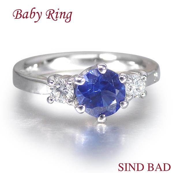 中央に９月の誕生石ブルーサファイアをセット。サイドのメレダイヤは、修業を積んだ社長とスタッフによる厳しい選別を経たもの。さらに、枠はプラチナを使用。センター石 ：ブルーサファイア　直径約3mmサイド石 ：ダイヤモンド2石　合計約0.03ct...