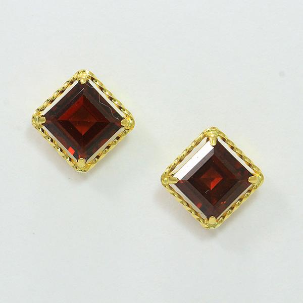 【発売日：2015年11月29日】●管理番号:240002312873●刻印:各:K18 1.25●トップサイズ:約 H10.1mm × W10.1mm × D4.1mm●素材:18金イエローゴールド(K18YG)●重量:計1.5g●付属品...