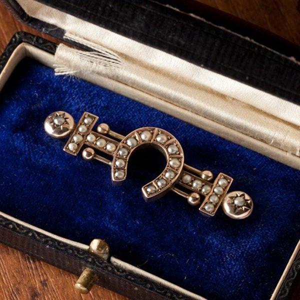 19世紀のアンティーク・ゴールドブローチです。厚みのあるゴールドのバーにパールが敷き詰められています。全体にコンディションがよく、パールもきれいです。中央の馬蹄モチーフはヨーロッパでは幸運をもたらすシンボルとして昔は家の至る所に飾りました。...