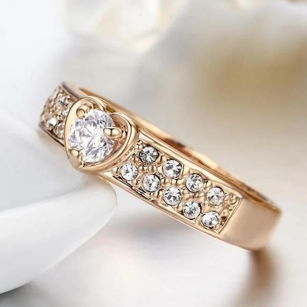 愛しいハートに甘い色合いのきらめきが、フェミニンな印象。上品さと遊び心を両立させるデザインです。指先をほっそりと美しく見せる細身のライン。いつもの着こなしにおしゃれなアクセントを与えてくれます♪♪■商品詳細　　状　態：新品　　材　質：キュー...