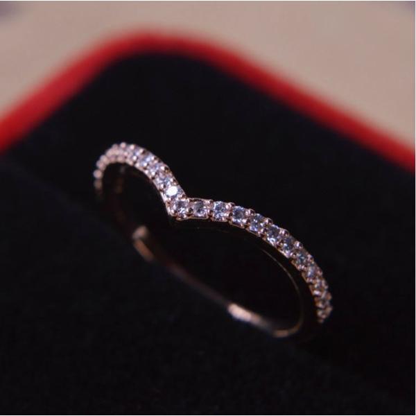 上品さの中にクールさが宿るV字リング、洗練されたデザインでよりお洒落な美指作り♪華奢なシルエットにひと際映える、なめらかなカーブを描いたリングは、シンプルで女性らしいしなやかな魅力を感じさせます♪■商品詳細材質：高品質キュービックジルコニア...