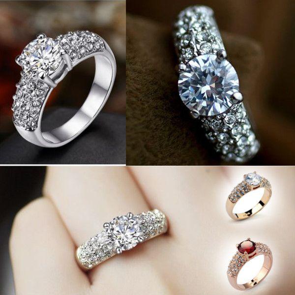 4本の立爪でティアラのようにブリリアントカットSWAROVSKIクリスタルをセットした高貴な雰囲気のリングです。 精密なカッティングにより、光を受けたストーンの中に浮かび上がる神秘的なクロスの輝き。 美しく澄んだきらめきで指先を華やかに彩り...