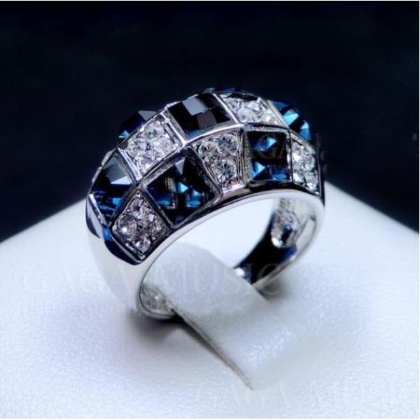 クリスタルの眩しい輝きが指先を華やかに彩るゴージャスなデザインです。ホワイトゴールドの優しい色調が肌を美しく見せて、女性らしいエレガントな雰囲気を感じさせます。爽やかな彩石で指先をキラキラ美しく装ってくれます☆♪■商品詳細　　状　態：新品　...