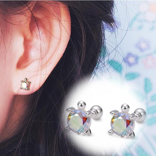 夏にぴったり！可愛くて開運効果もあるハワイアンウミガメピアスこの夏、あなたの耳元を彩るのは、ハワイアンデザインの小さくて可愛い「ウミガメピアス」。オーロラカラーの輝きが、光の角度によって変わり、見るたびに違った美しさを楽しめます。シルバー9...